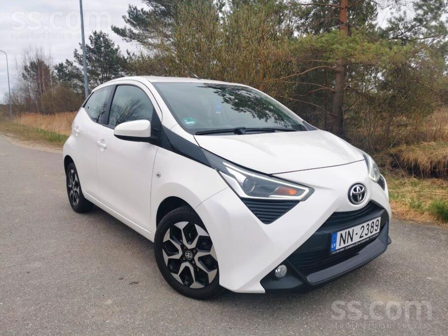 Белый Тойота Айго 2019 в Тукумс, объемом двигателя 1.00 л и пробегом 112 тыс. км за 7500 €, фото 1 на AUTOMOTO.COM.LV