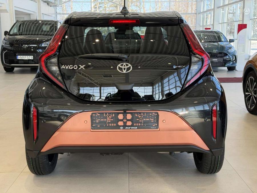 Brūns Toyota Aygo X 2026 Panevēža, ar dzinēja tilpumu 1.49 L un nobraukumu 1 tūkst. km par 21590 €, foto 5 vietnē AUTOMOTO.COM.LV