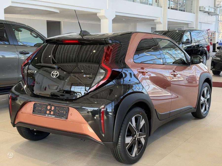 Brūns Toyota Aygo X 2026 Panevēža, ar dzinēja tilpumu 1.49 L un nobraukumu 1 tūkst. km par 21590 €, foto 6 vietnē AUTOMOTO.COM.LV