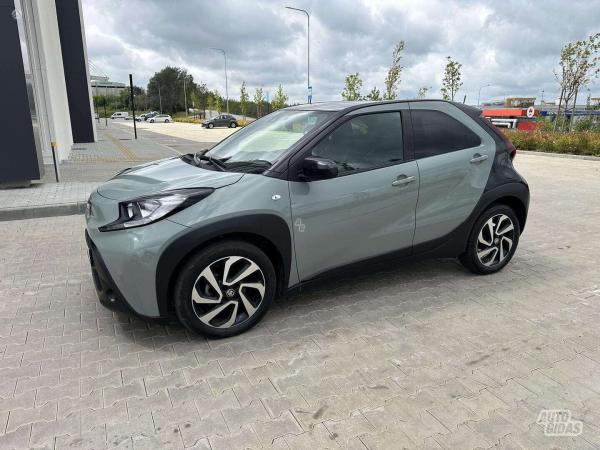 Зеленый Тойота Aygo X 2024 в Вильнюс, объемом двигателя 1.00 л и пробегом 49 тыс. км за 11250 €, фото 3 на AUTOMOTO.COM.LV