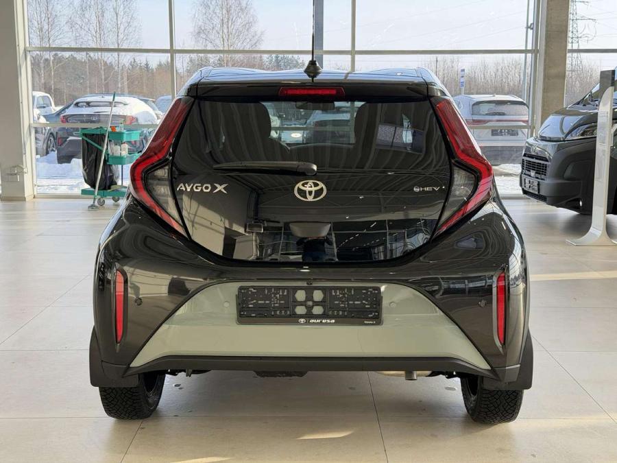 Green Toyota Aygo X 2026 in Panevezys, with an engine capacity of 1.49 L and mileage of 595 thousand km for 21990 €, photo 5 on AUTOMOTO.COM.LV