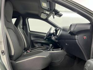 Серый Тойота Aygo X 2022 в Вильнюс, объемом двигателя 1.00 л и пробегом 23 тыс. км за 14900 €, фото 7 на AUTOMOTO.COM.LV