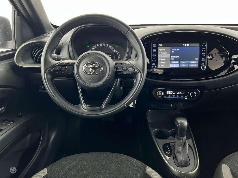 Серый Тойота Aygo X 2022 в Вильнюс, объемом двигателя 1.00 л и пробегом 23 тыс. км за 14900 €, фото 10 на AUTOMOTO.COM.LV