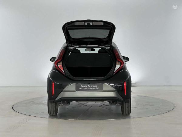 Серый Тойота Aygo X 2022 в Вильнюс, объемом двигателя 1.00 л и пробегом 23 тыс. км за 14900 €, фото 10 на AUTOMOTO.COM.LV