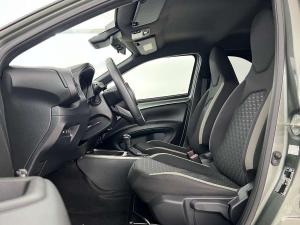 Серый Тойота Aygo X 2022 в Вильнюс, объемом двигателя 1.00 л и пробегом 23 тыс. км за 14900 €, фото 12 на AUTOMOTO.COM.LV