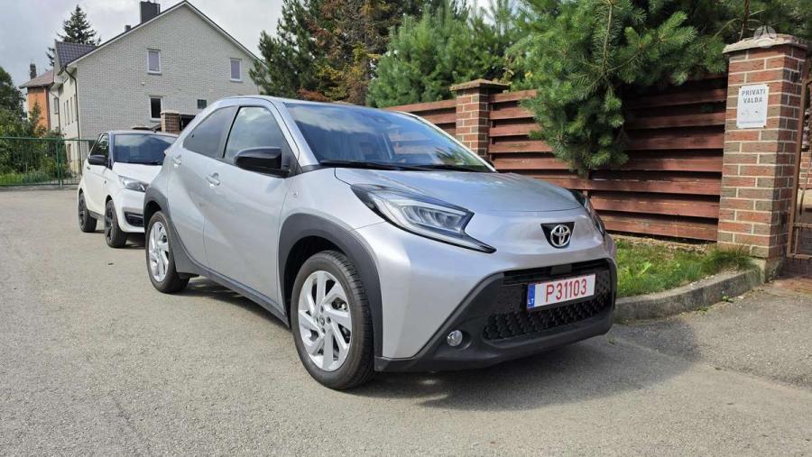 Grey Toyota Aygo X 2023 in Klaipeda, with an engine capacity of 1.00 L and mileage of 10 thousand km for 15900 €, photo 1 on AUTOMOTO.COM.LV