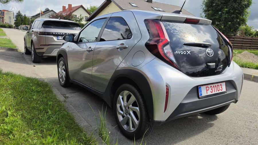 Grey Toyota Aygo X 2023 in Klaipeda, with an engine capacity of 1.00 L and mileage of 10 thousand km for 15900 €, photo 5 on AUTOMOTO.COM.LV