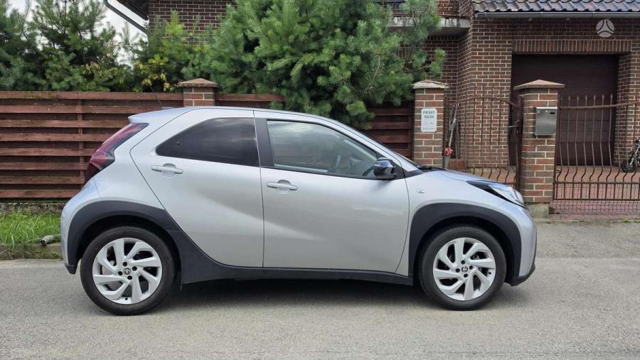 Grey Toyota Aygo X 2023 in Klaipeda, with an engine capacity of 1.00 L and mileage of 10 thousand km for 15900 €, photo 8 on AUTOMOTO.COM.LV