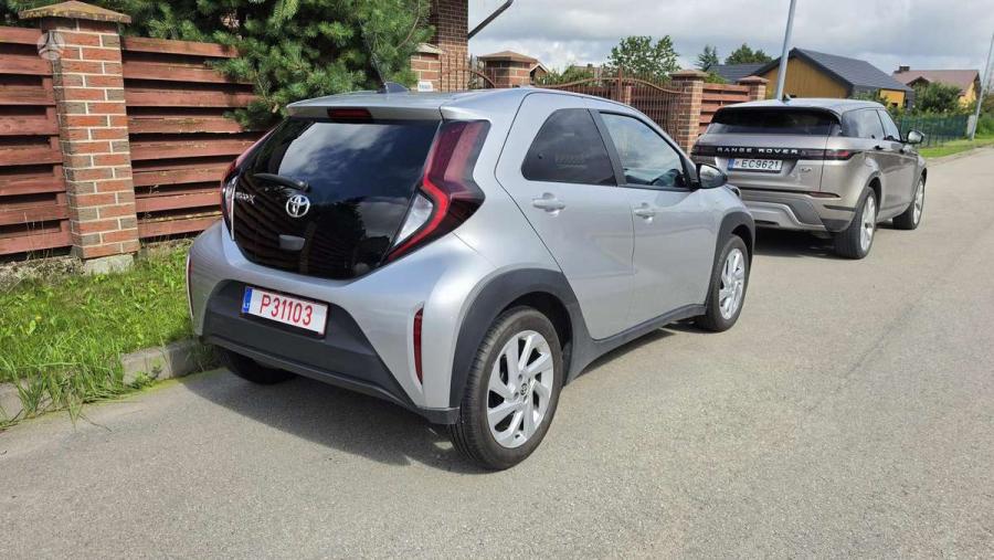 Grey Toyota Aygo X 2023 in Klaipeda, with an engine capacity of 1.00 L and mileage of 10 thousand km for 15900 €, photo 9 on AUTOMOTO.COM.LV