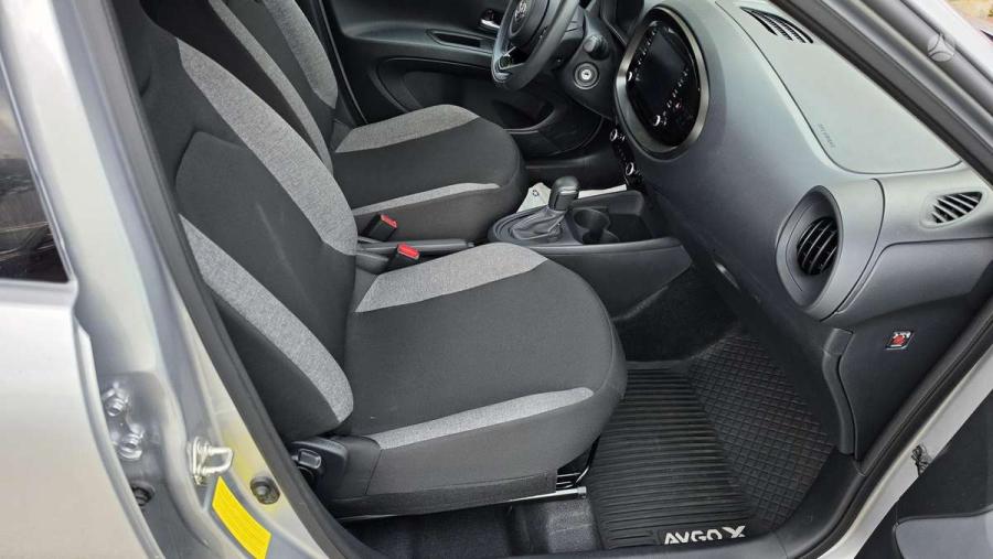 Grey Toyota Aygo X 2023 in Klaipeda, with an engine capacity of 1.00 L and mileage of 10 thousand km for 15900 €, photo 13 on AUTOMOTO.COM.LV