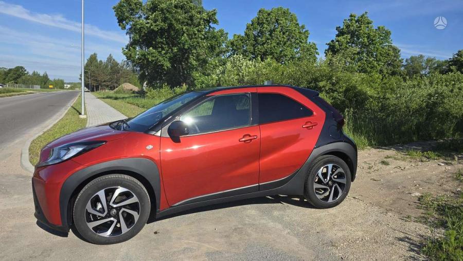 Красный Тойота Aygo X 2025 в Паневежис, объемом двигателя 1.00 л и пробегом 1 тыс. км за 12500 €, фото 3 на AUTOMOTO.COM.LV