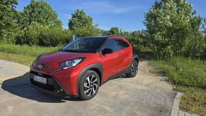 Красный Тойота Aygo X 2025 в Паневежис, объемом двигателя 1.00 л и пробегом 1 тыс. км за 12500 €, фото 4 на AUTOMOTO.COM.LV