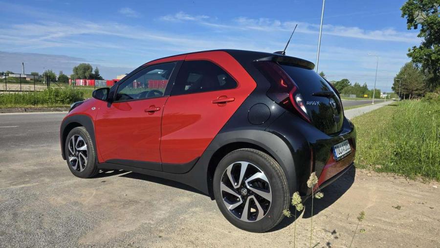 Красный Тойота Aygo X 2025 в Паневежис, объемом двигателя 1.00 л и пробегом 1 тыс. км за 12500 €, фото 5 на AUTOMOTO.COM.LV