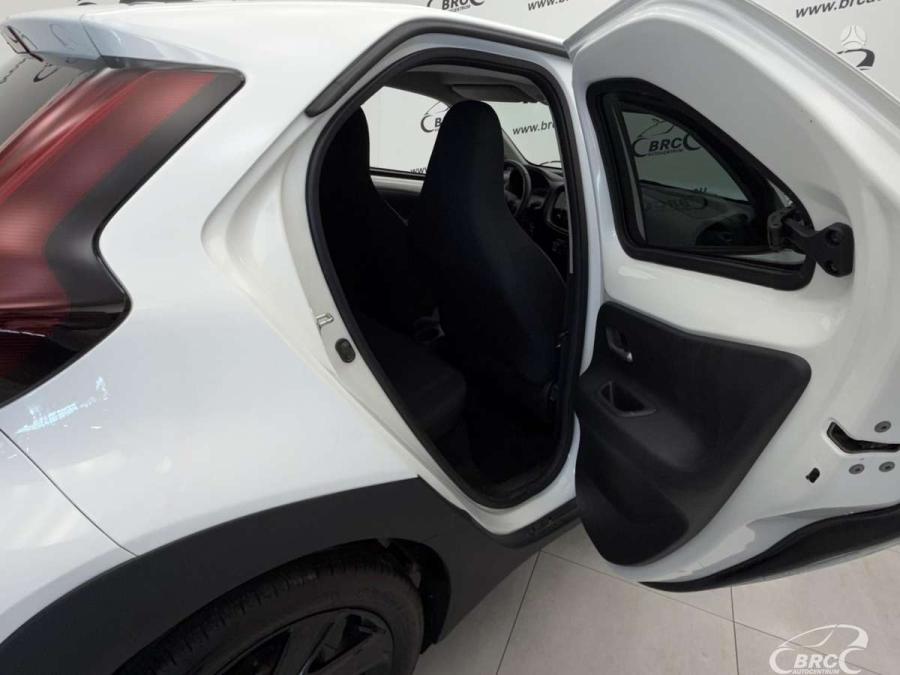 Белый Тойота Aygo X 2022 в Вильнюс, объемом двигателя 1.00 л и пробегом 23 тыс. км за 14300 €, фото 14 на AUTOMOTO.COM.LV