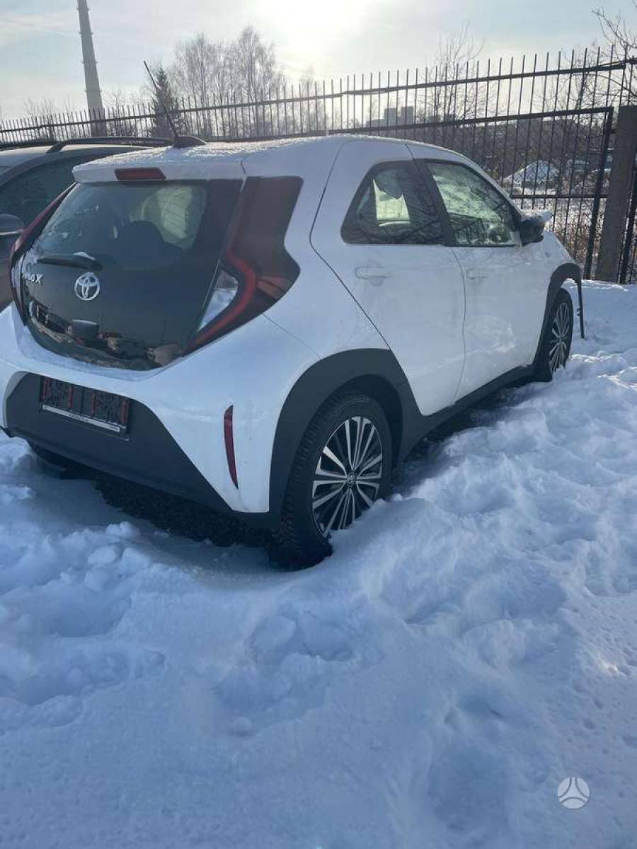 White Toyota Aygo X 2024 in Panevezys, with an engine capacity of 0.00 L and mileage of 8 thousand km for 5000 €, photo 4 on AUTOMOTO.COM.LV