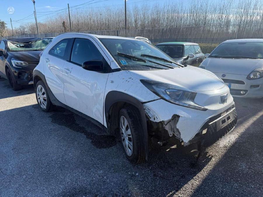 White Toyota Aygo X 2024 in Panevezys, with an engine capacity of 1.00 L and mileage of 19 thousand km for 9700 €, photo 1 on AUTOMOTO.COM.LV