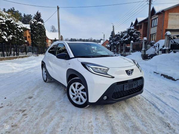 White Toyota Aygo X 2025 in Panevezys, with an engine capacity of 1.00 L and mileage of 15 thousand km for 14990 €, photo 2 on AUTOMOTO.COM.LV