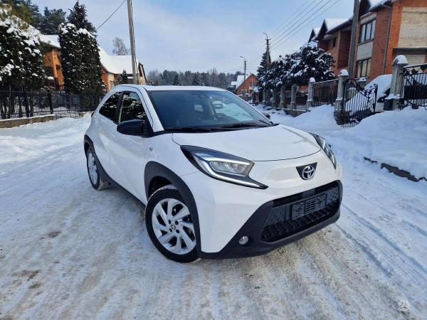 White Toyota Aygo X 2025 in Panevezys, with an engine capacity of 1.00 L and mileage of 15 thousand km for 14990 €, photo 3 on AUTOMOTO.COM.LV
