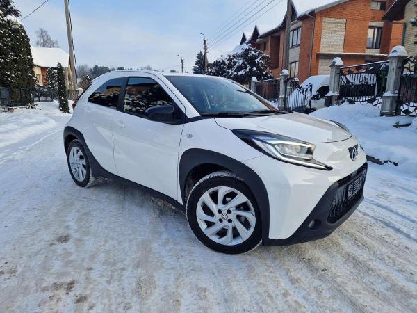 White Toyota Aygo X 2025 in Panevezys, with an engine capacity of 1.00 L and mileage of 15 thousand km for 14990 €, photo 4 on AUTOMOTO.COM.LV