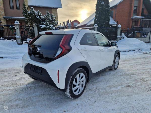 White Toyota Aygo X 2025 in Panevezys, with an engine capacity of 1.00 L and mileage of 15 thousand km for 14990 €, photo 6 on AUTOMOTO.COM.LV