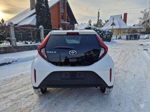 White Toyota Aygo X 2025 in Panevezys, with an engine capacity of 1.00 L and mileage of 15 thousand km for 14990 €, photo 8 on AUTOMOTO.COM.LV