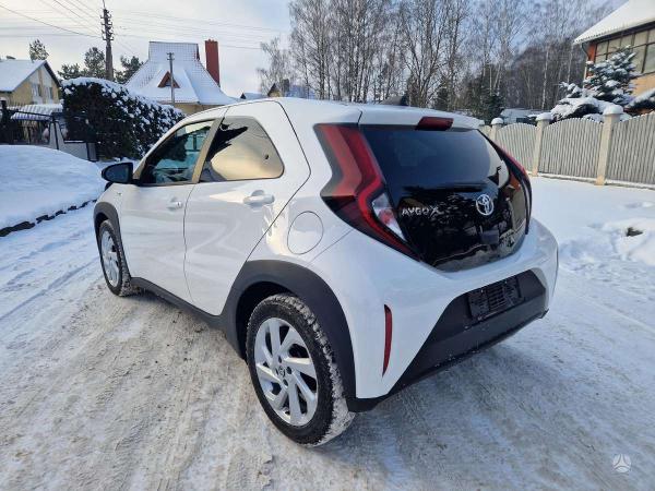 White Toyota Aygo X 2025 in Panevezys, with an engine capacity of 1.00 L and mileage of 15 thousand km for 14990 €, photo 9 on AUTOMOTO.COM.LV