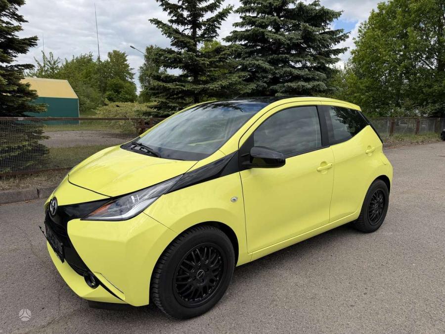 Yellow Toyota Aygo 2017 in Siauliai, with an engine capacity of 1.00 L and mileage of 140 thousand km for 5400 €, photo 3 on AUTOMOTO.COM.LV