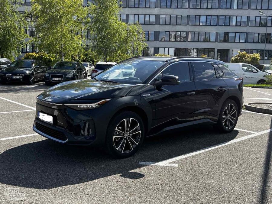 Melns Toyota bZ4X 2022 Šauļi, ar dzinēja tilpumu 0.00 L un nobraukumu 55 tūkst. km par 34999 €, foto 1 vietnē AUTOMOTO.COM.LV