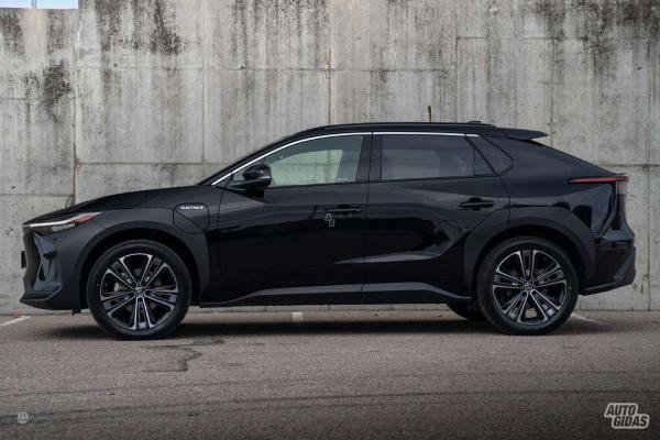 Melns Toyota bZ4X 2022 Šauļi, ar dzinēja tilpumu 0.00 L un nobraukumu 55 tūkst. km par 34999 €, foto 3 vietnē AUTOMOTO.COM.LV