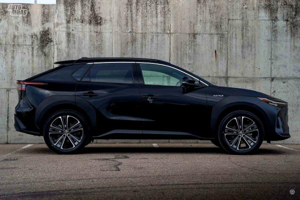 Melns Toyota bZ4X 2022 Šauļi, ar dzinēja tilpumu 0.00 L un nobraukumu 55 tūkst. km par 34999 €, foto 4 vietnē AUTOMOTO.COM.LV