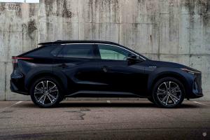 Melns Toyota bZ4X 2022 Šauļi, ar dzinēja tilpumu 0.00 L un nobraukumu 55 tūkst. km par 34999 €, foto 5 vietnē AUTOMOTO.COM.LV