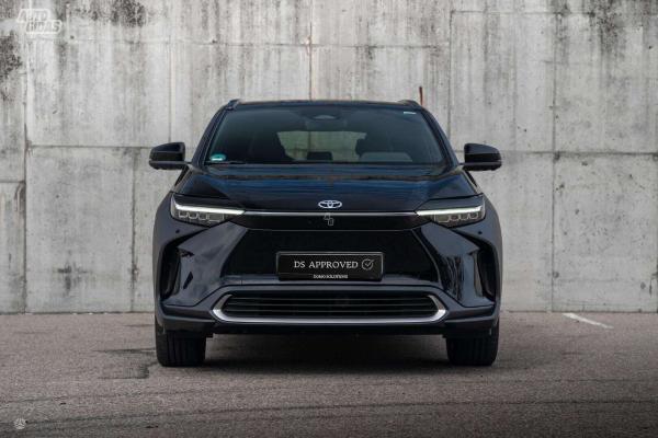 Melns Toyota bZ4X 2022 Šauļi, ar dzinēja tilpumu 0.00 L un nobraukumu 55 tūkst. km par 34999 €, foto 5 vietnē AUTOMOTO.COM.LV
