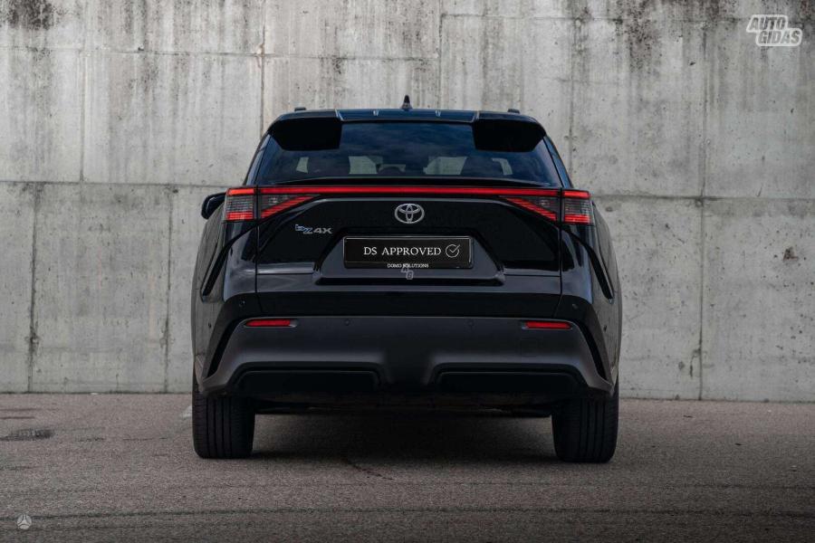 Melns Toyota bZ4X 2022 Šauļi, ar dzinēja tilpumu 0.00 L un nobraukumu 55 tūkst. km par 34999 €, foto 7 vietnē AUTOMOTO.COM.LV