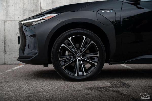 Melns Toyota bZ4X 2022 Šauļi, ar dzinēja tilpumu 0.00 L un nobraukumu 55 tūkst. km par 34999 €, foto 7 vietnē AUTOMOTO.COM.LV