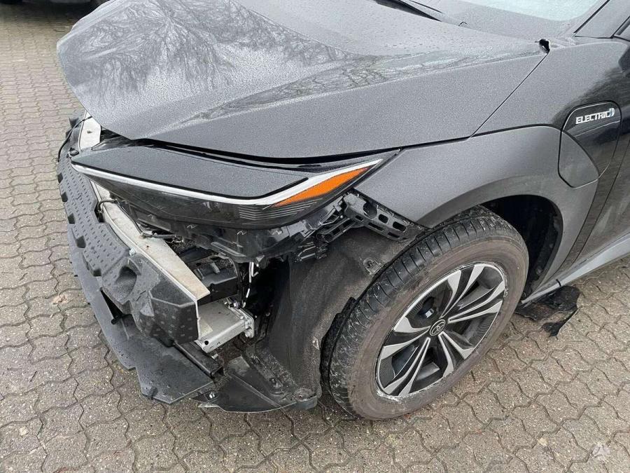 Melns Toyota bZ4X 2023 Šauļi, ar dzinēja tilpumu 0.00 L un nobraukumu 45 tūkst. km par 17550 €, foto 5 vietnē AUTOMOTO.COM.LV