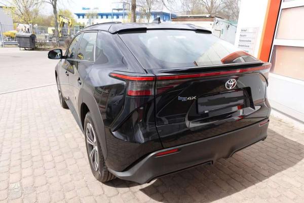 Melns Toyota bZ4X 2023 Kauņa, ar dzinēja tilpumu 0.00 L un nobraukumu 222 tūkst. km par 17000 €, foto 3 vietnē AUTOMOTO.COM.LV