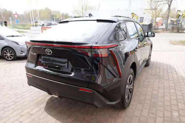Melns Toyota bZ4X 2023 Kauņa, ar dzinēja tilpumu 0.00 L un nobraukumu 222 tūkst. km par 17000 €, foto 4 vietnē AUTOMOTO.COM.LV