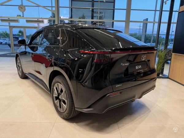 Melns Toyota bZ4X 2026 Panevēža, ar dzinēja tilpumu 0.00 L un nobraukumu 1 tūkst. km par 41550 €, foto 4 vietnē AUTOMOTO.COM.LV