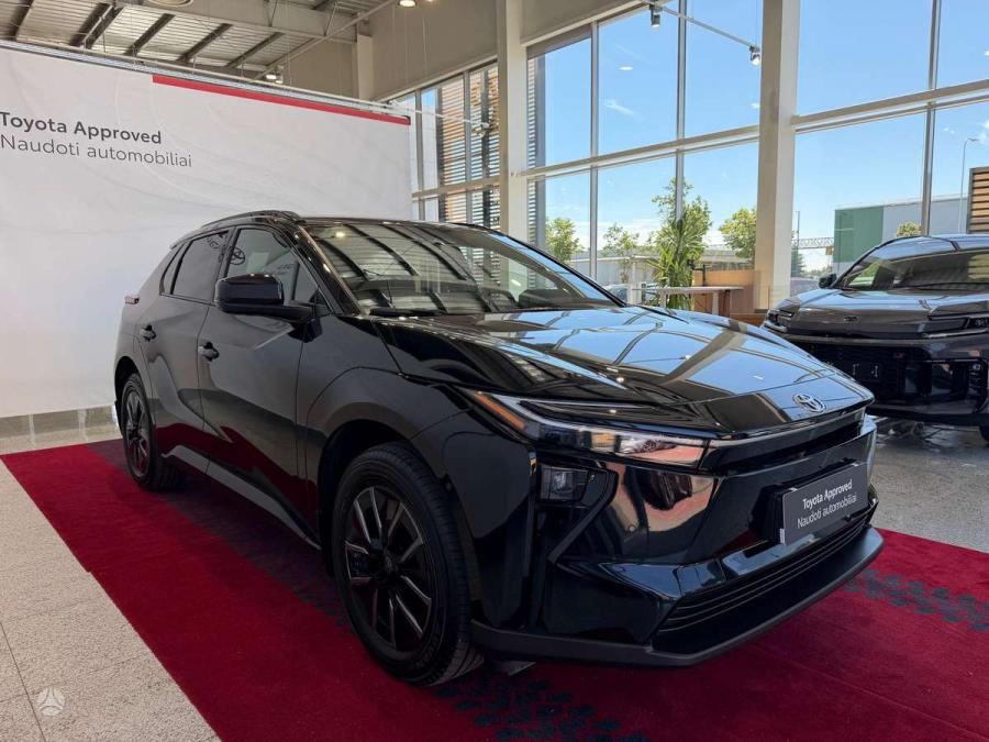 Melns Toyota bZ4X 2026 Šauļi, ar dzinēja tilpumu 0.00 L un nobraukumu 6 tūkst. km par 42900 €, foto 3 vietnē AUTOMOTO.COM.LV