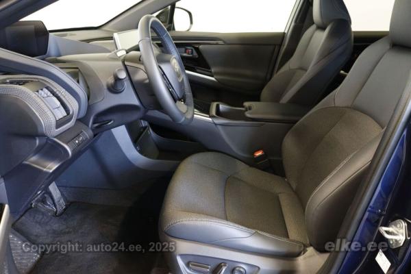 Zils Toyota bZ4X 2025 Tallina, ar dzinēja tilpumu 0.00 L un nobraukumu 5 tūkst. km par 44900 €, foto 11 vietnē AUTOMOTO.COM.LV