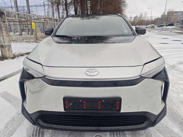Pelēks Toyota bZ4X 2023 Viļņa, ar dzinēja tilpumu 0.00 L un nobraukumu 33 tūkst. km par 28850 €, foto 2 vietnē AUTOMOTO.COM.LV