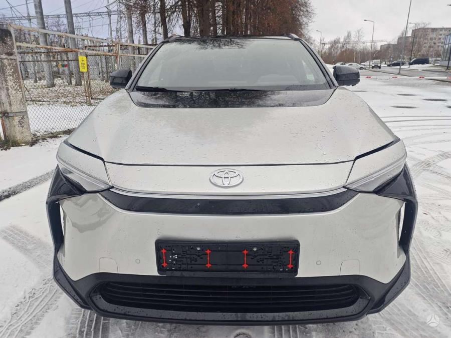 Pelēks Toyota bZ4X 2023 Viļņa, ar dzinēja tilpumu 0.00 L un nobraukumu 33 tūkst. km par 28850 €, foto 2 vietnē AUTOMOTO.COM.LV