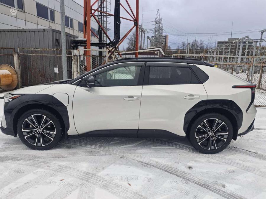 Pelēks Toyota bZ4X 2023 Viļņa, ar dzinēja tilpumu 0.00 L un nobraukumu 33 tūkst. km par 28850 €, foto 3 vietnē AUTOMOTO.COM.LV