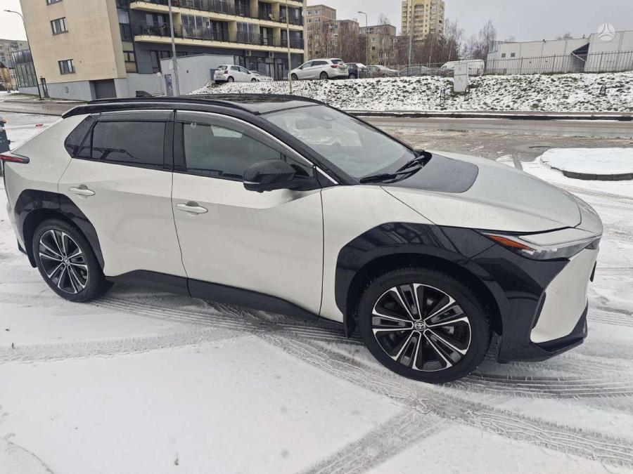 Pelēks Toyota bZ4X 2023 Viļņa, ar dzinēja tilpumu 0.00 L un nobraukumu 33 tūkst. km par 28850 €, foto 7 vietnē AUTOMOTO.COM.LV