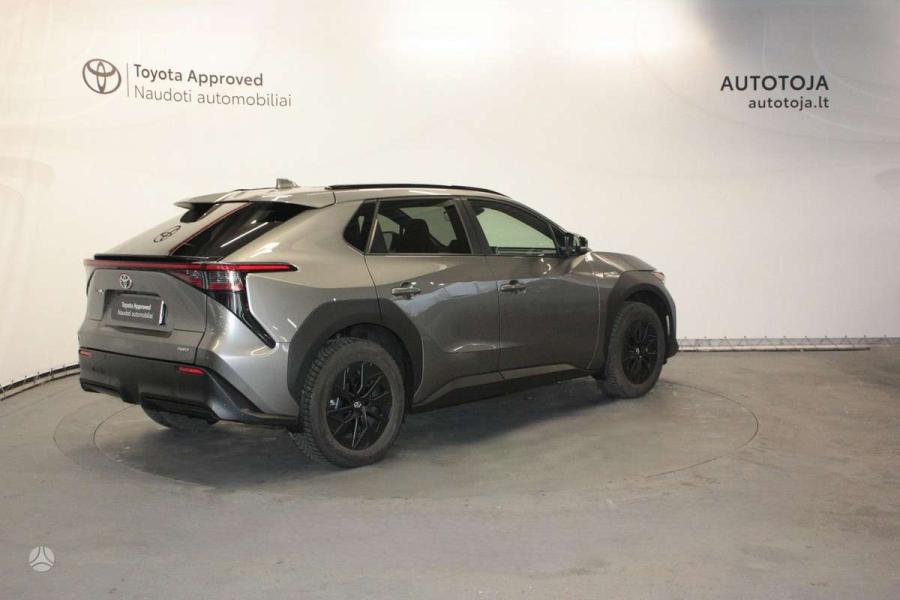 Pelēks Toyota bZ4X 2023 Kauņa, ar dzinēja tilpumu 0.00 L un nobraukumu 44 tūkst. km par 30900 €, foto 3 vietnē AUTOMOTO.COM.LV