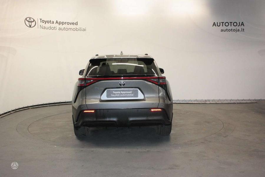 Pelēks Toyota bZ4X 2023 Kauņa, ar dzinēja tilpumu 0.00 L un nobraukumu 44 tūkst. km par 30900 €, foto 5 vietnē AUTOMOTO.COM.LV