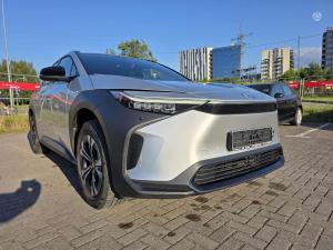 Pelēks Toyota bZ4X 2023 Viļņa, ar dzinēja tilpumu 0.00 L un nobraukumu 60 tūkst. km par 25500 €, foto  vietnē AUTOMOTO.COM.LV