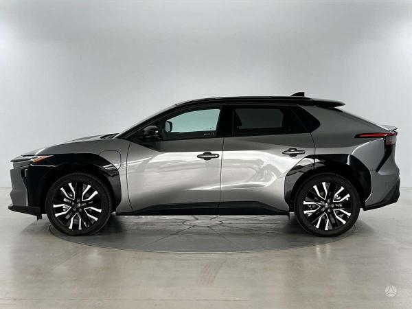 Pelēks Toyota bZ4X 2025 Viļņa, ar dzinēja tilpumu 0.00 L un nobraukumu 888 tūkst. km par 42900 €, foto 3 vietnē AUTOMOTO.COM.LV