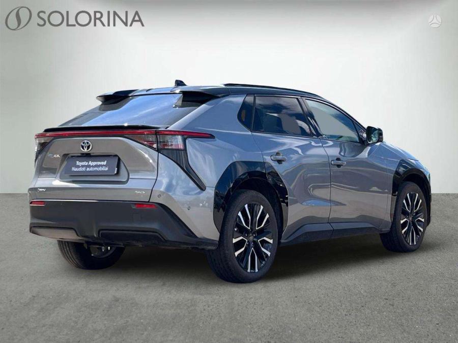 Pelēks Toyota bZ4X 2025 Klaipėda, ar dzinēja tilpumu 0.00 L un nobraukumu 2 tūkst. km par 42990 €, foto 3 vietnē AUTOMOTO.COM.LV