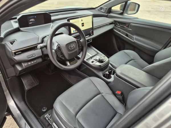 Pelēks Toyota bZ4X 2026 Mažeikiai, ar dzinēja tilpumu 0.00 L un nobraukumu 19 tūkst. km par 32800 €, foto 8 vietnē AUTOMOTO.COM.LV